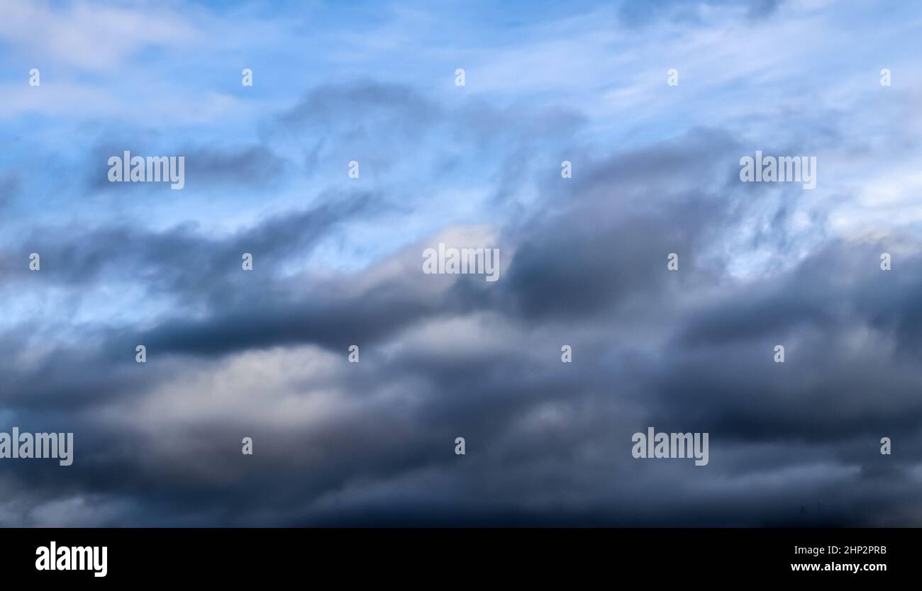 Stunning dark cloud formations in the sky right before a thunderstorm ...