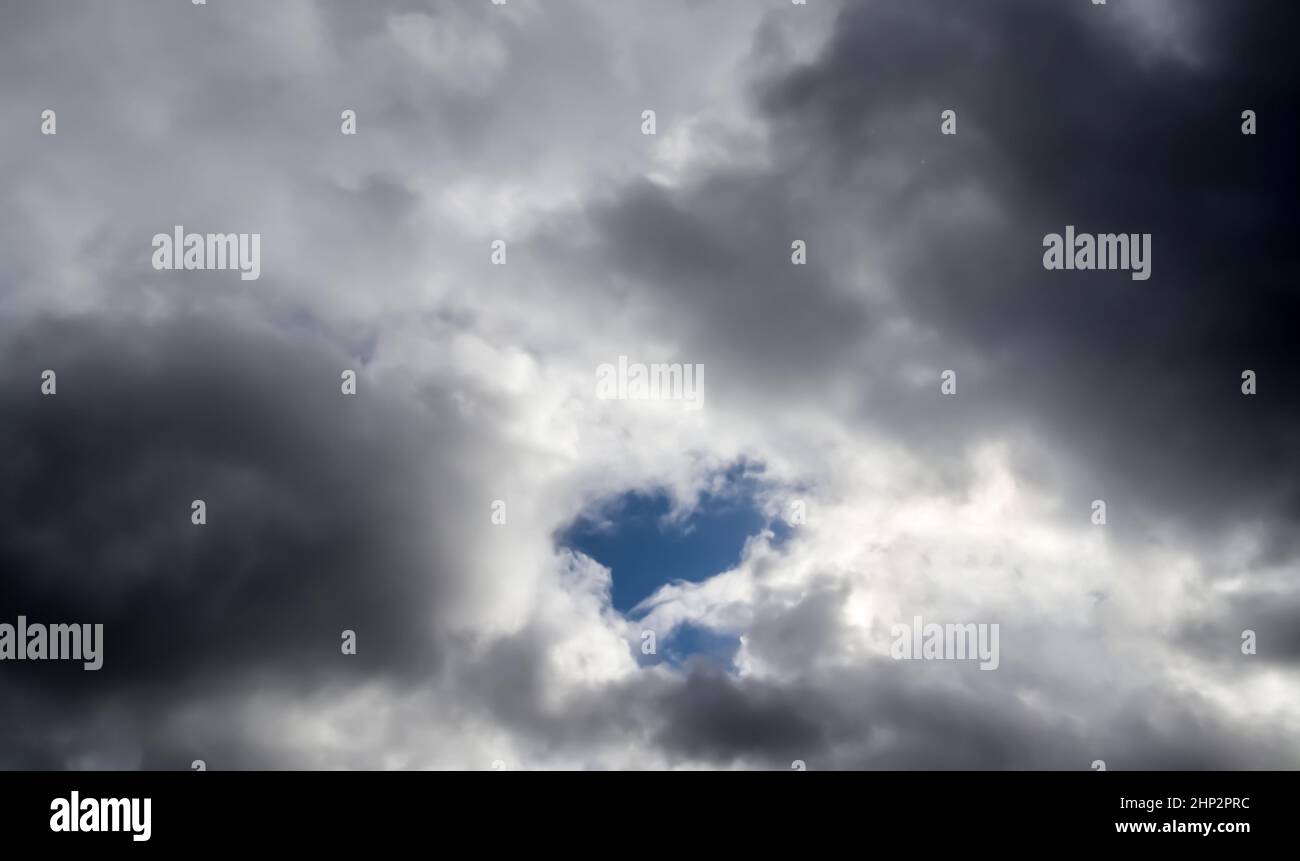 Stunning dark cloud formations in the sky right before a thunderstorm ...