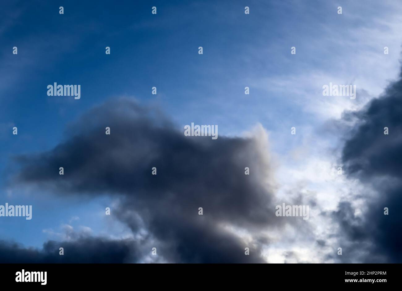 Stunning dark cloud formations in the sky right before a thunderstorm ...