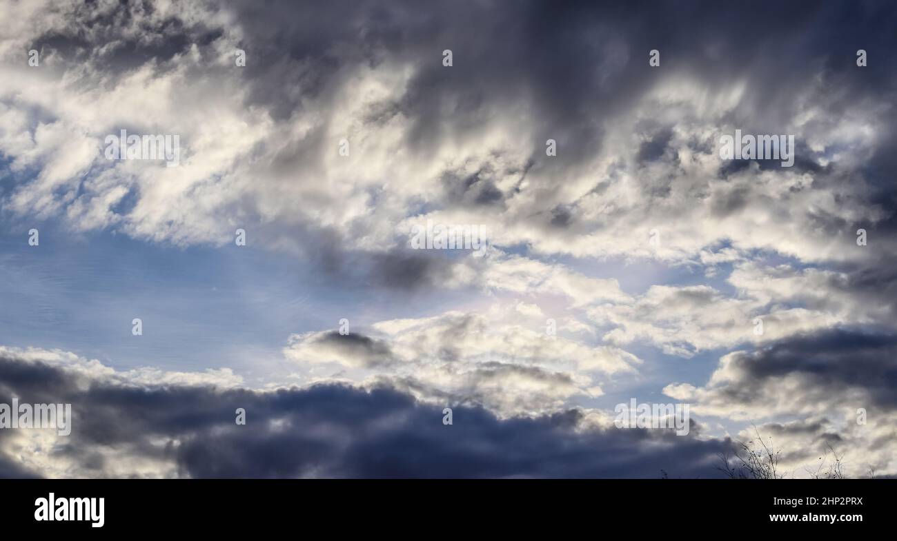 Stunning dark cloud formations in the sky right before a thunderstorm ...
