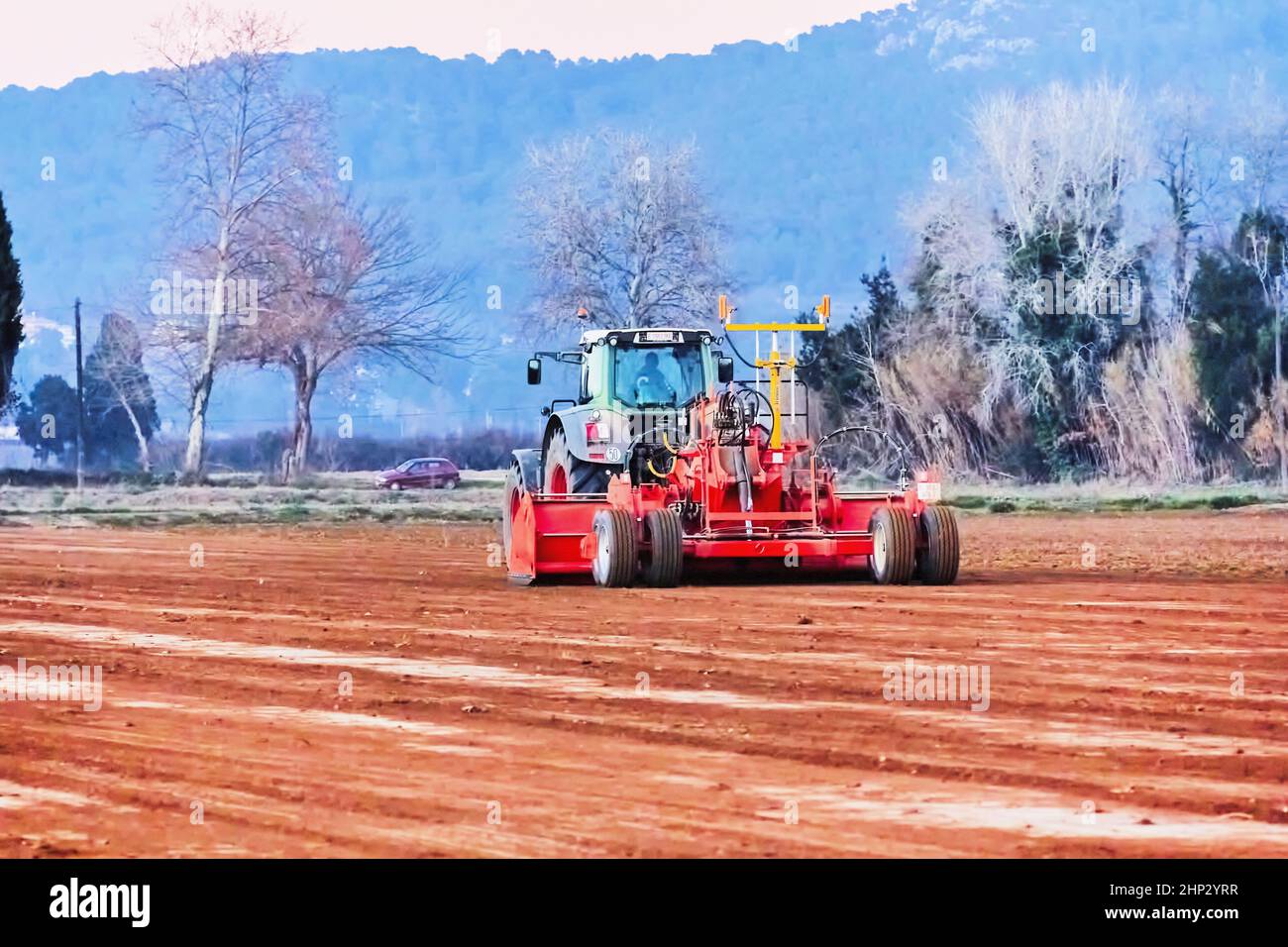 planting crops in agricultural fields mechanized Stock Photo - Alamy