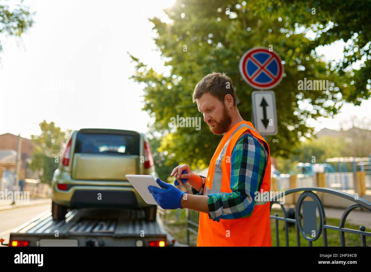 Towing service sign hi-res stock photography and images - Alamy