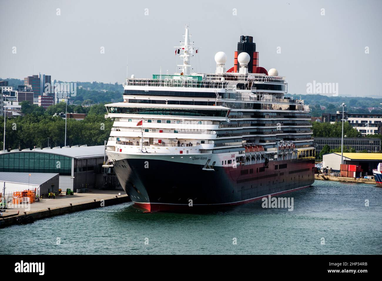Cunard cruise ship queen victoria berth hi-res stock photography and ...