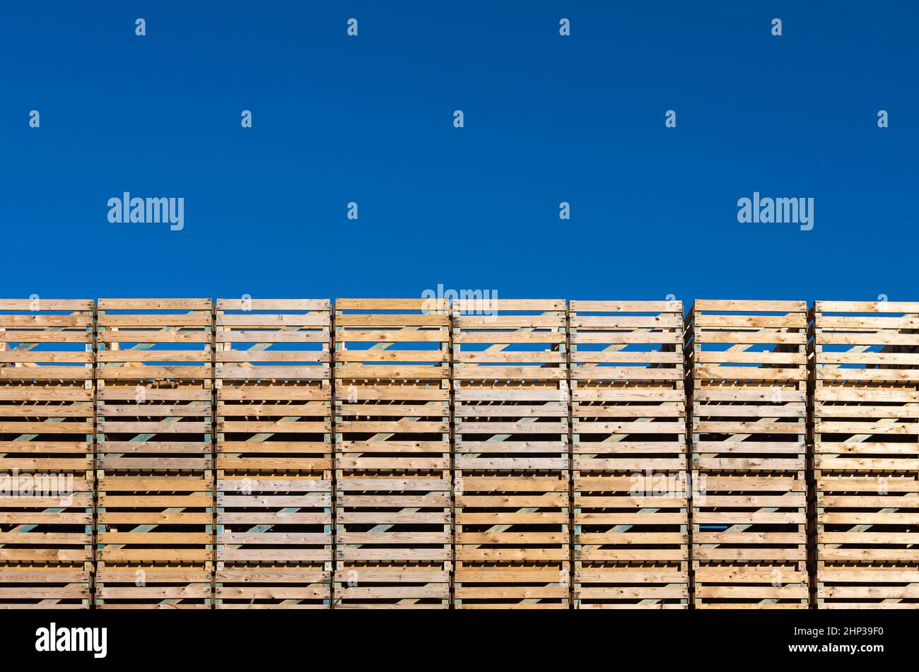 Empty pallets hi-res stock photography and images - Alamy