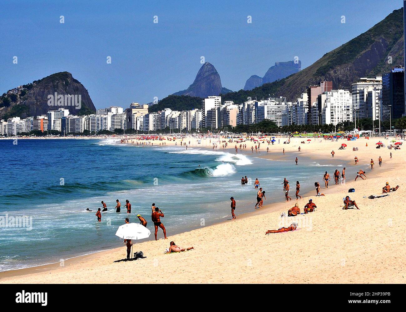 Rio de janeiro skyline copacabana hi-res stock photography and images ...