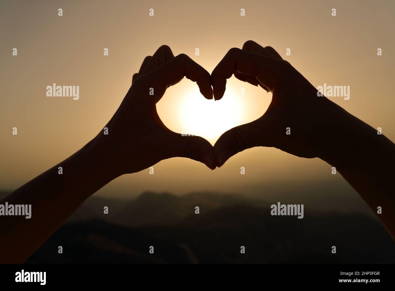 Hands framing landscape hi-res stock photography and images - Alamy