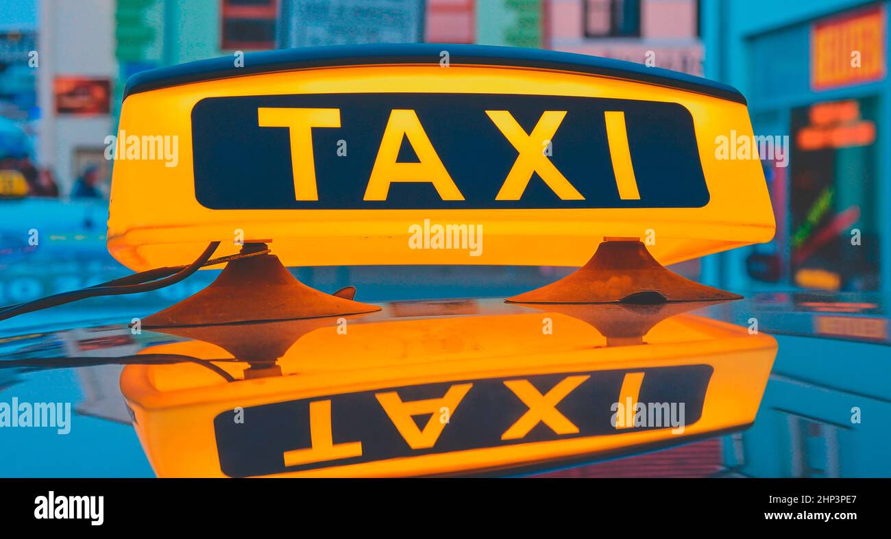 Lit taxi sign on roof of taxi car in the city Stock Photo - Alamy