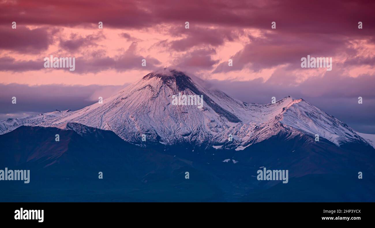 Avachinsky volcano hi-res stock photography and images - Alamy