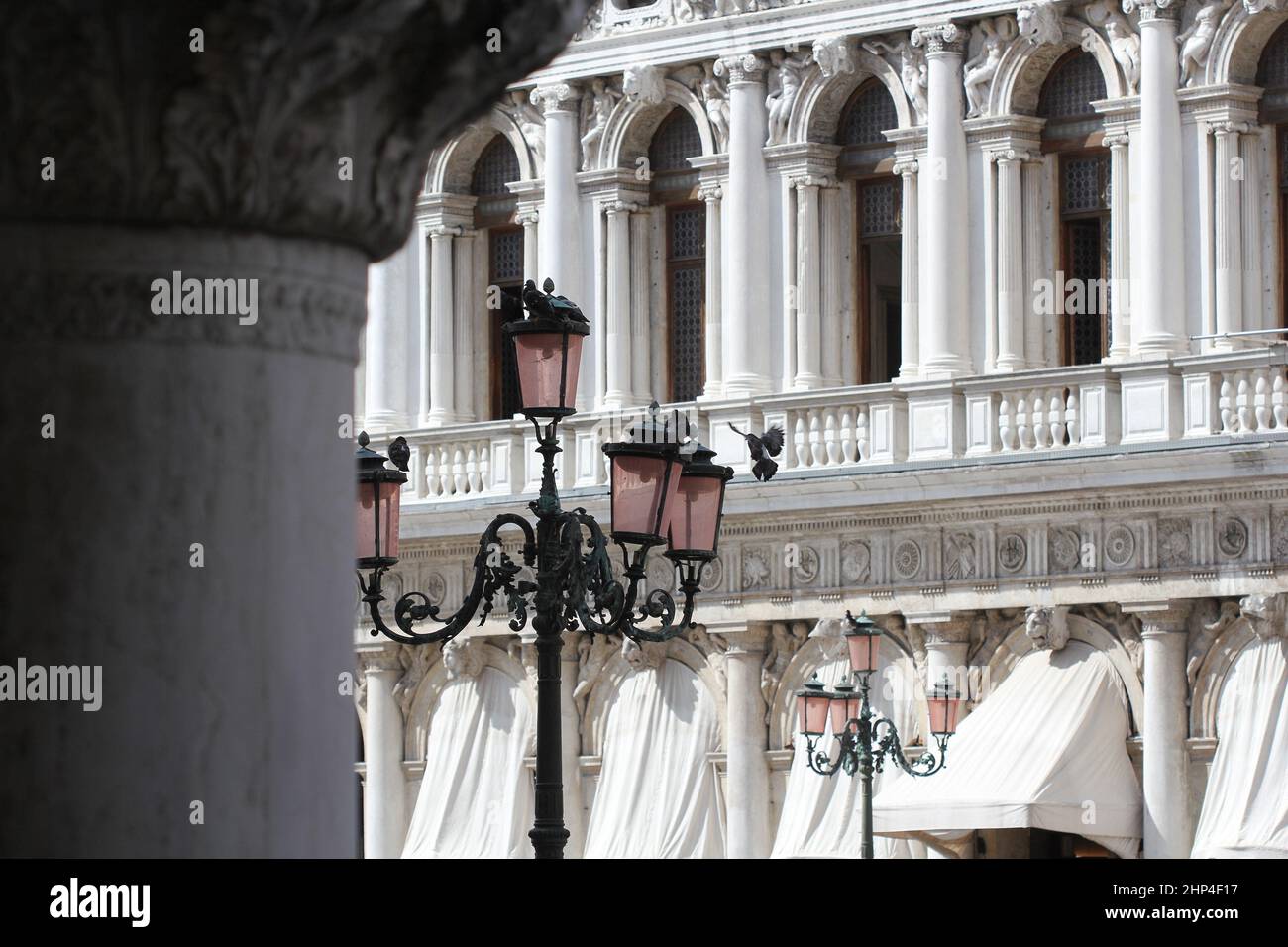 Ornate street lights hi-res stock photography and images - Alamy