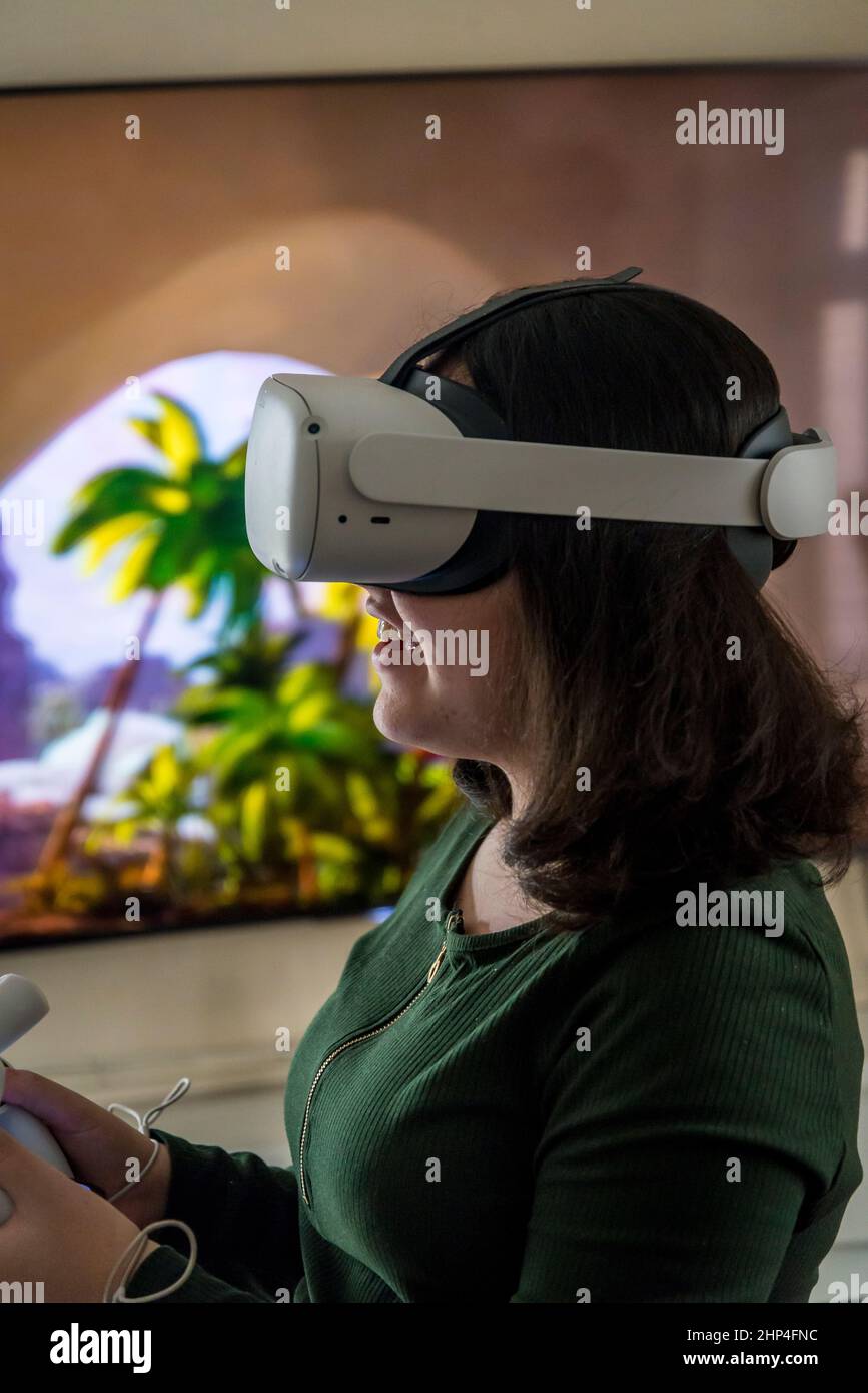 Teenager view screen tv hi-res stock photography and images - Alamy