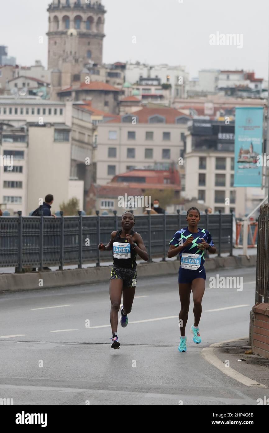 ISTANBUL, TURKEY - NOVEMBER 07, 2021: Athletes running in 43. Istanbul ...