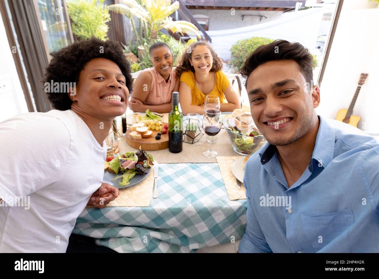 Men eating lunch hi-res stock photography and images - Alamy