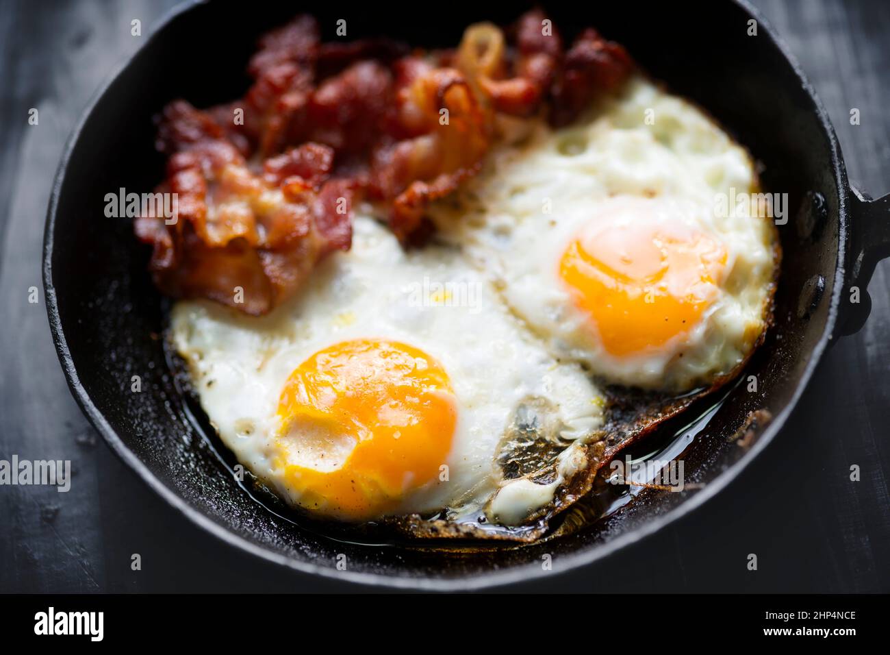 close up of pan of bacon fat fried eggs breakfast Stock Photo - Alamy
