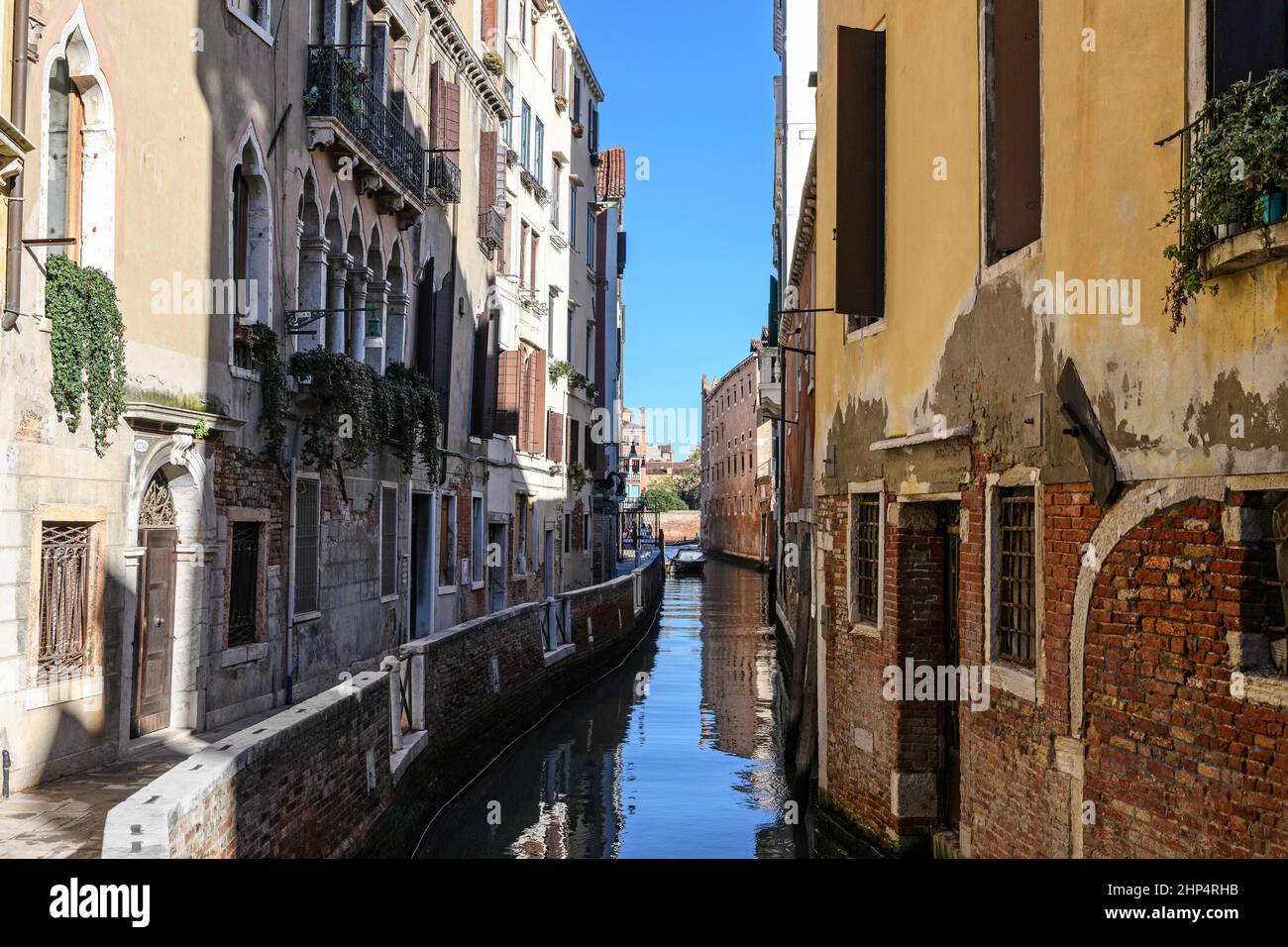 A small waterway in the historic center of Venice Stock Photo - Alamy