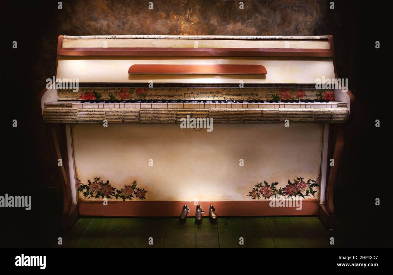 Upright piano hi-res stock photography and images - Alamy