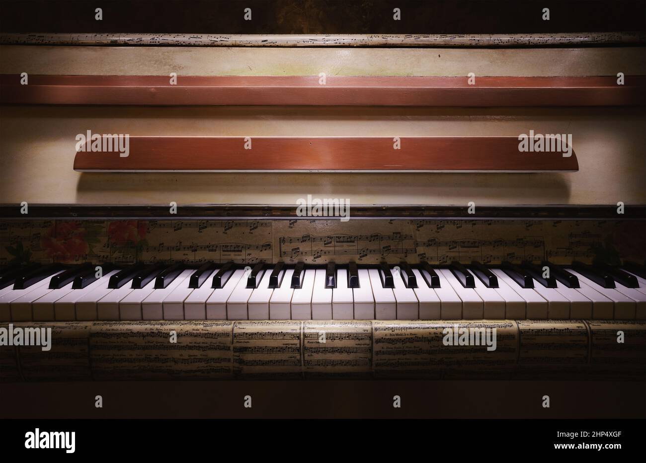 Vintage upright piano hi-res stock photography and images - Alamy