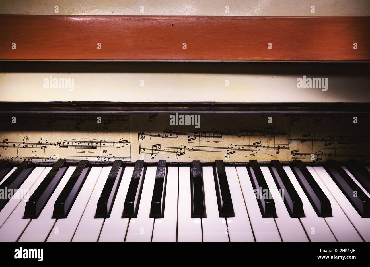 Upright piano hi-res stock photography and images - Alamy