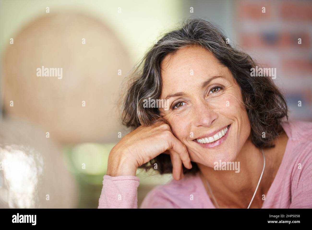 Woman leaning head against her hand hi-res stock photography and images ...