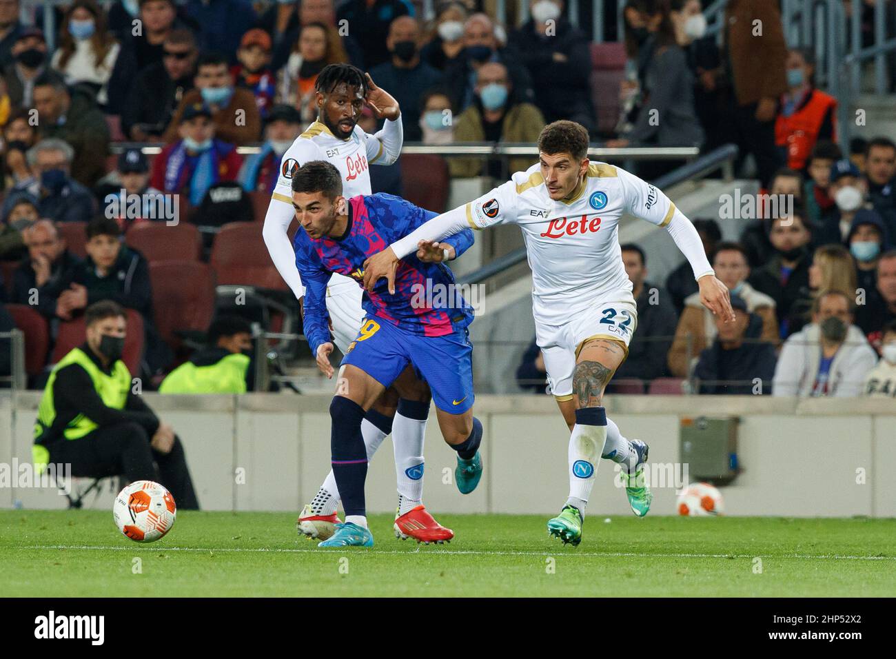 Ferran Torres of FC Barcelona in action with Giovanni Di Lorenzo of SSC ...