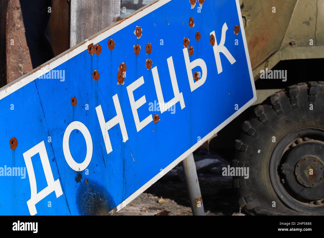 Ukraine Russia war, Road sign in Ukrainian - Donetsk, pierced by ...