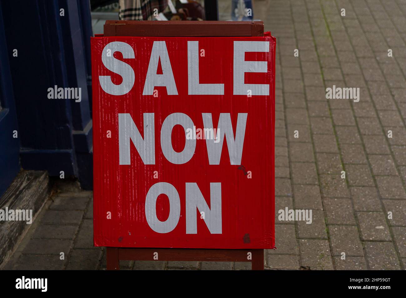 Marlow, Buckinghamshire, UK. 17th February, 2022. A sale now on sign ...