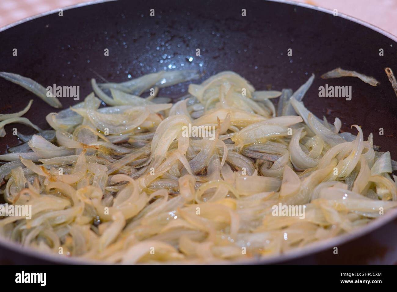 Cooking sliced onions in oil hi-res stock photography and images - Alamy