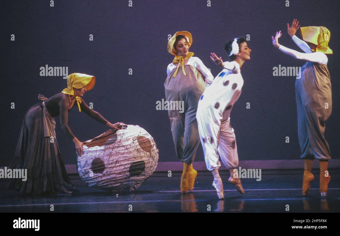 Austin, Texas USA,1992: Contemporary ballet troupe at Austin high ...