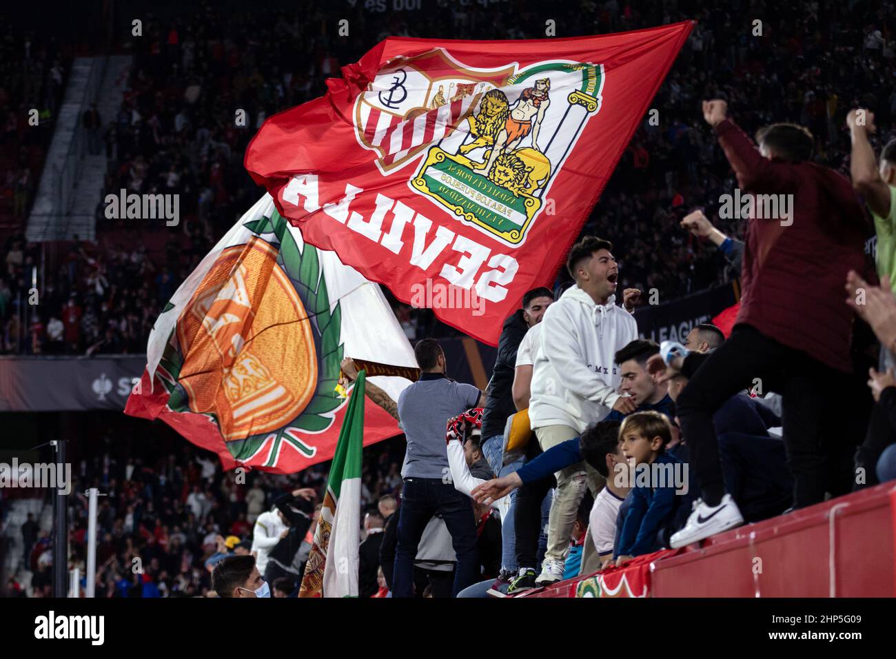 Huge flags hi-res stock photography and images - Alamy