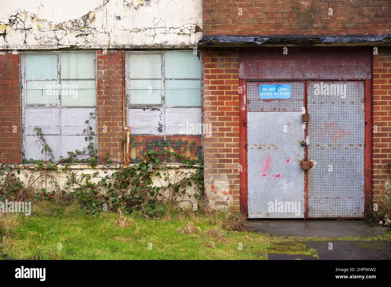 Office window shutters closed due to business closure Stock Photo - Alamy