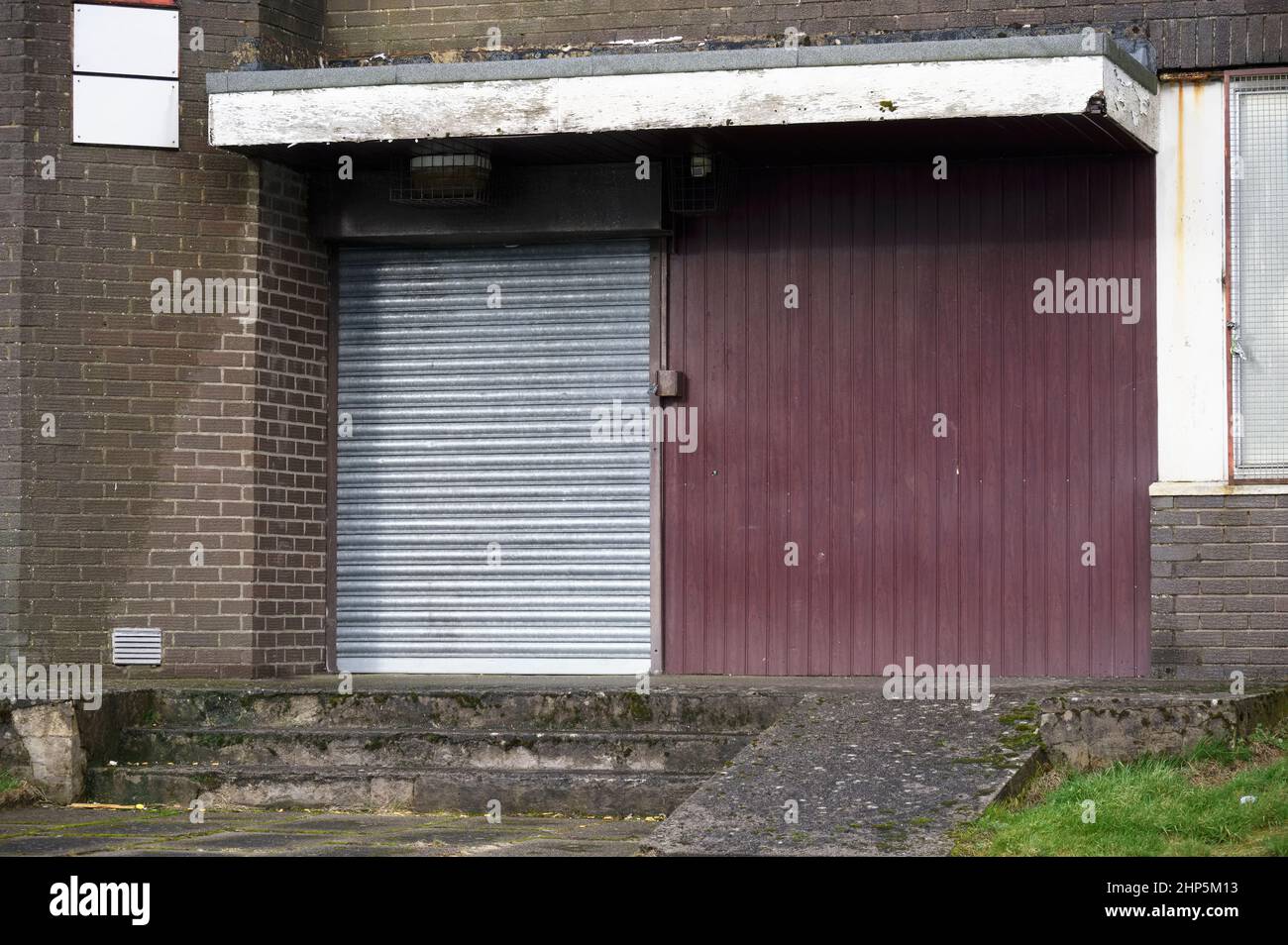 Office window shutters closed due to business closure Stock Photo - Alamy