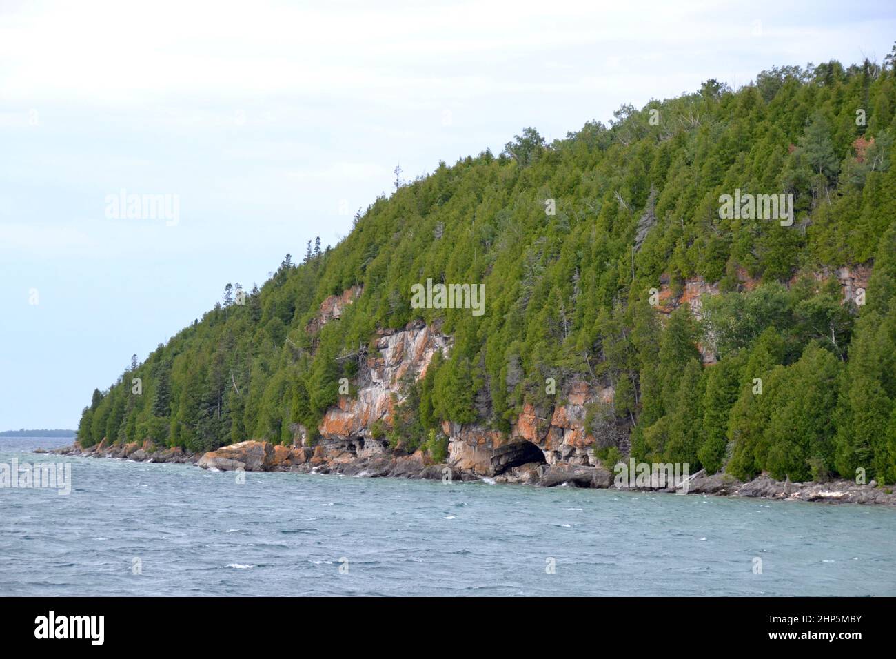 Rocky cliffs and dense forest on Flowerpot Island in Georgian Bay Stock ...