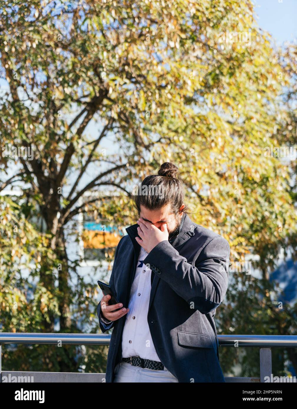 Mobile stress hi-res stock photography and images - Alamy