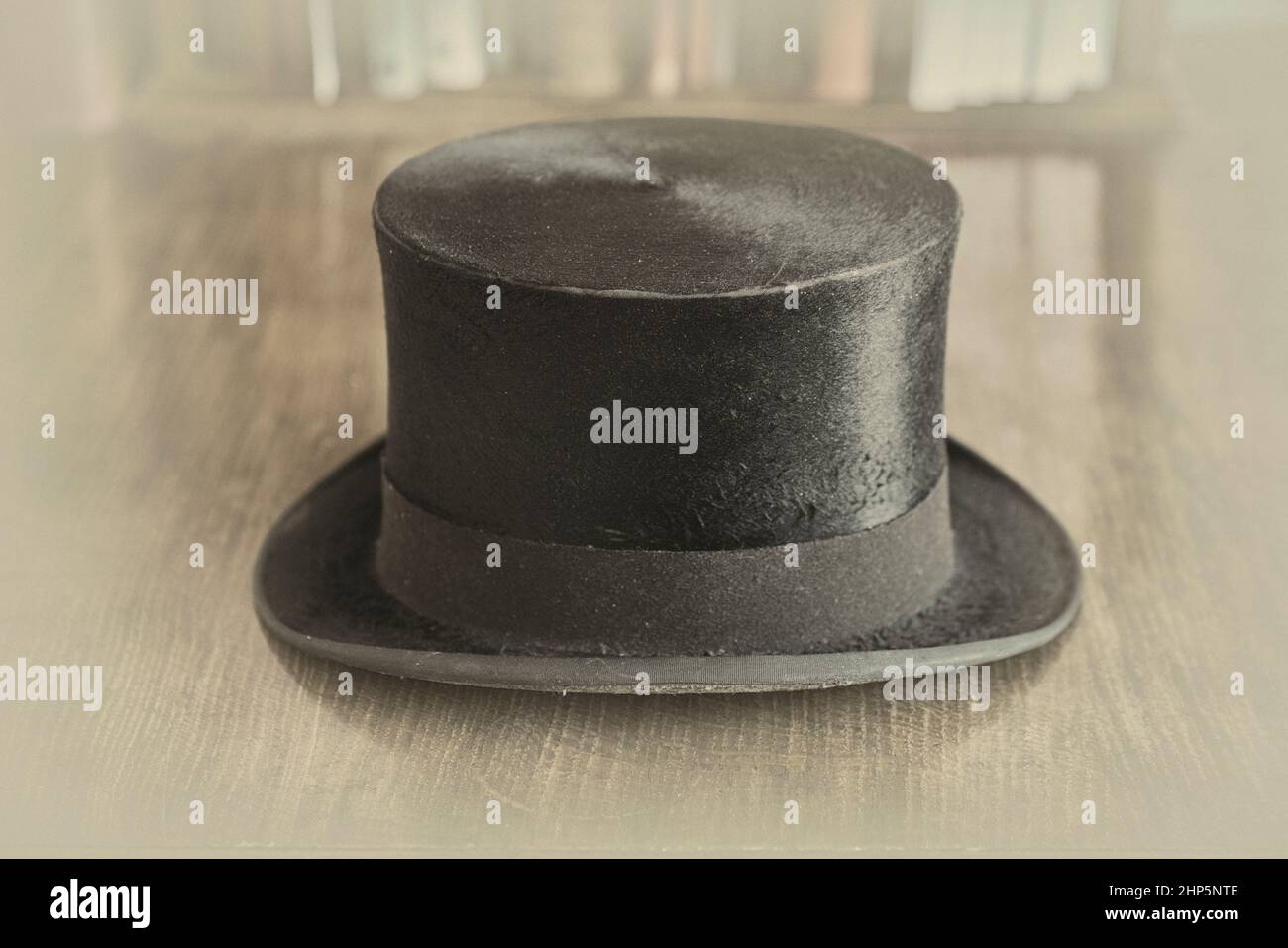 Top hat silk hi-res stock photography and images - Alamy