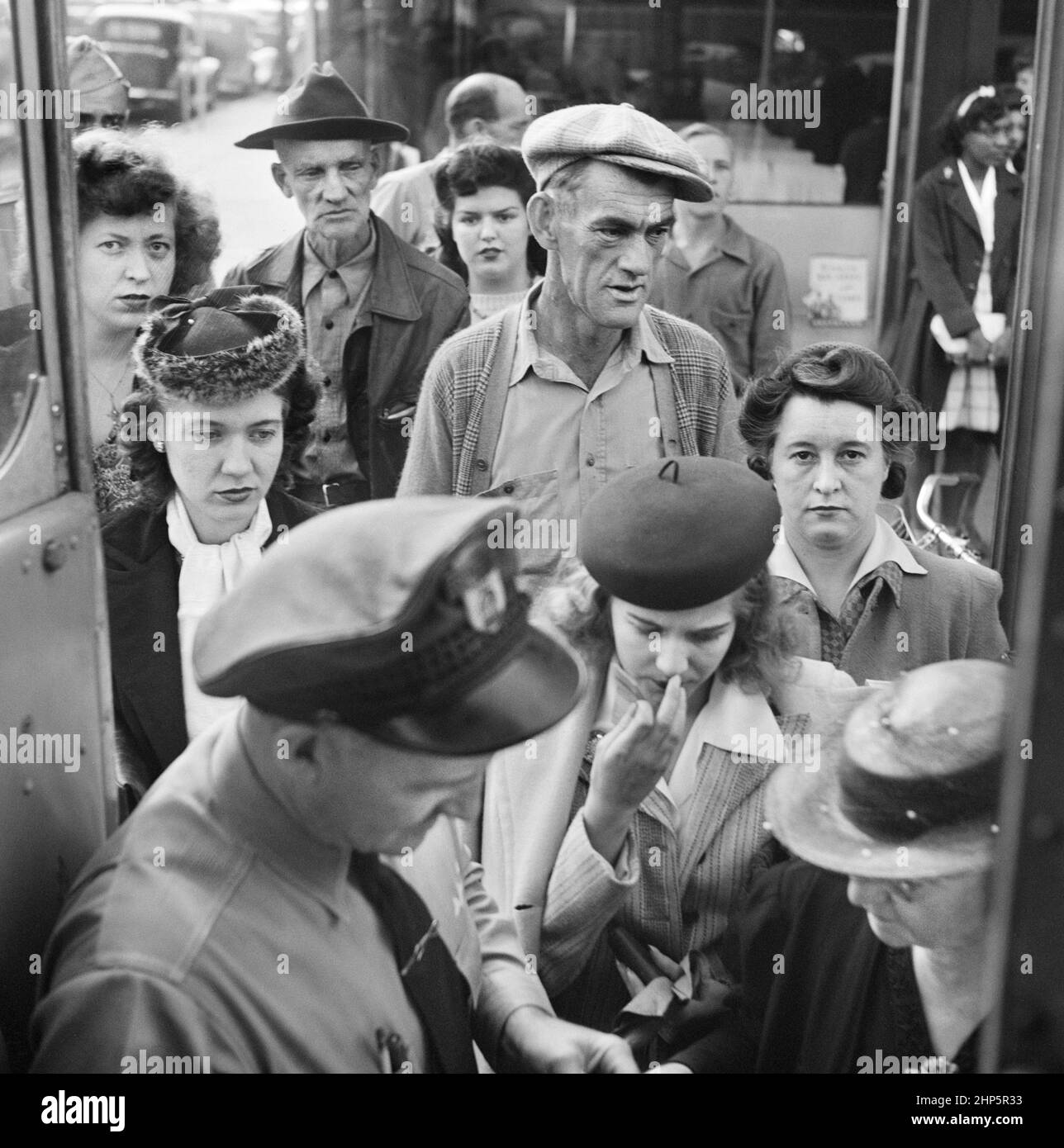 Greyhound bus 1940s hi-res stock photography and images - Alamy