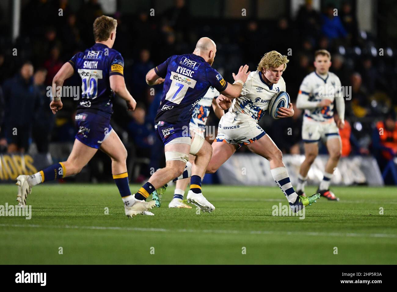 Worcester, UK. 18th Feb, 2022. Matt Kvesic of Worcester Warriors tries ...