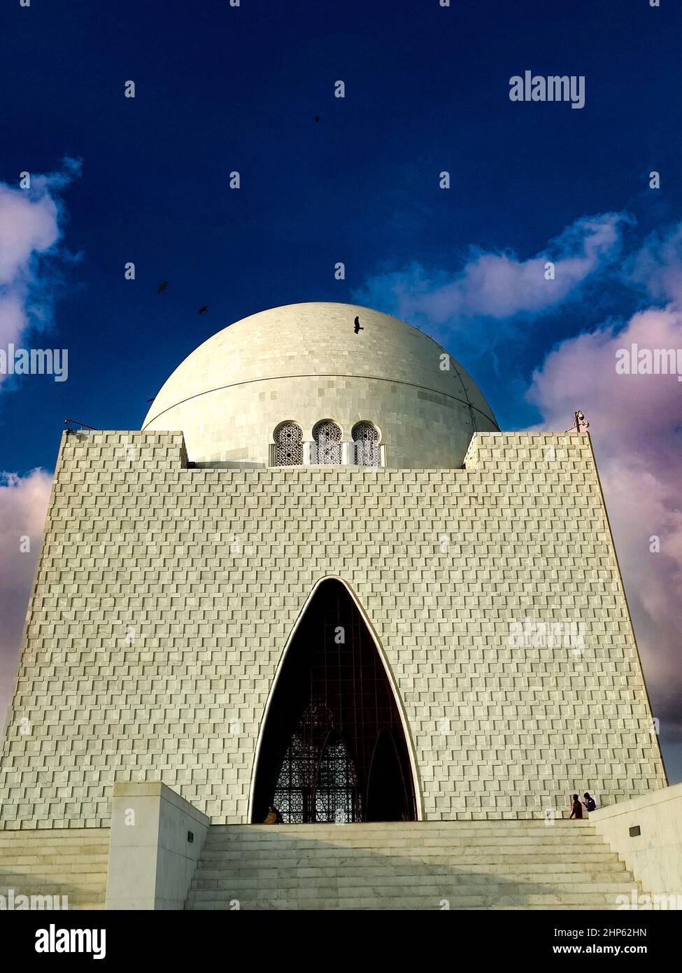 A vertical shot of the Mazar-e-Quaid, Jinnah's Mausoleum Stock Photo ...