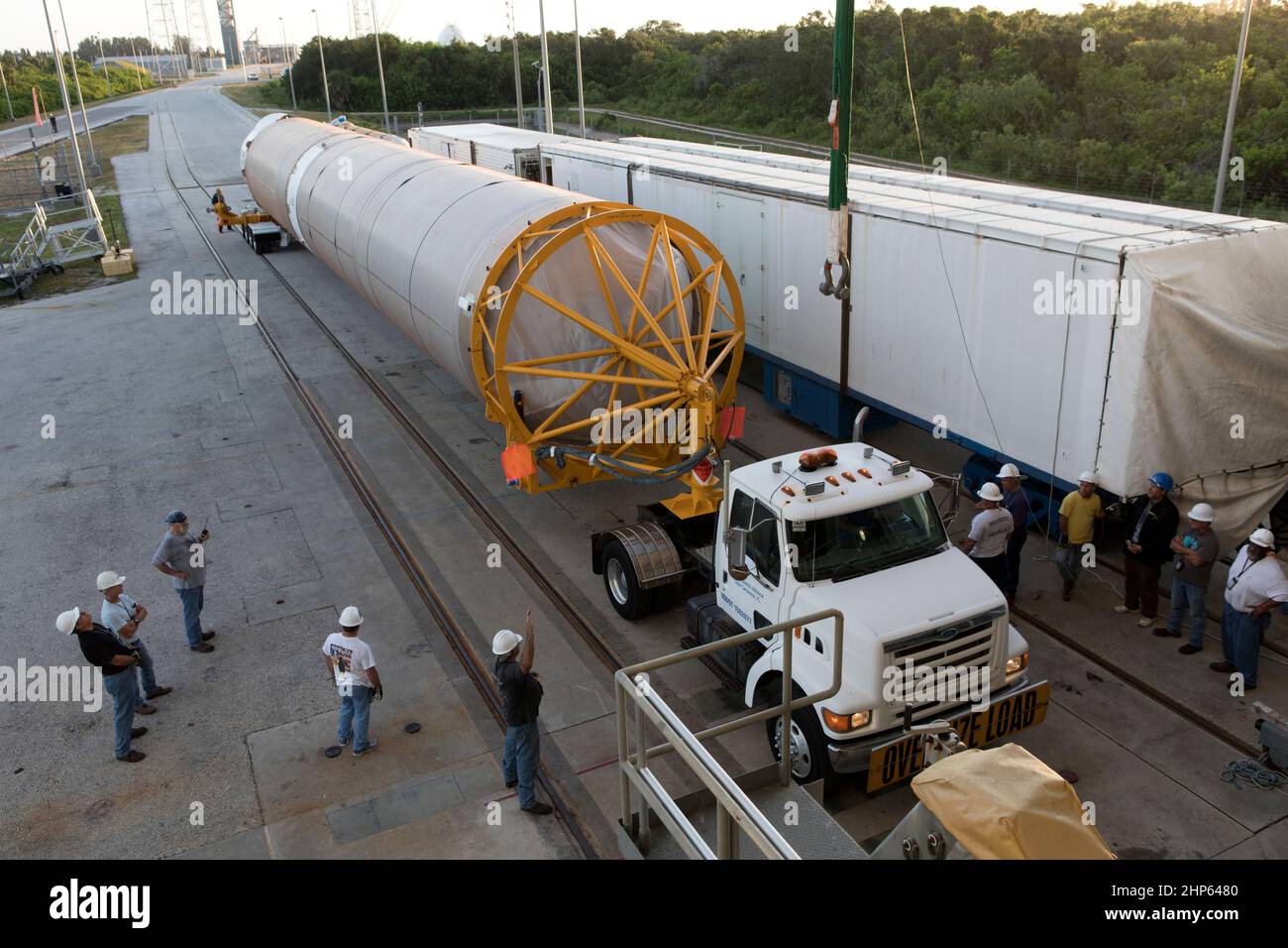 A United Launch Alliance Atlas V first stage arrives at the Vertical ...