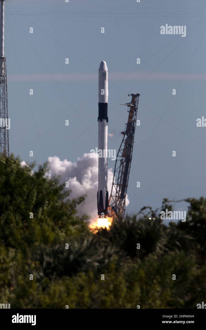 The two-stage Falcon 9 launch vehicle lifts off Space Launch Complex 40 ...