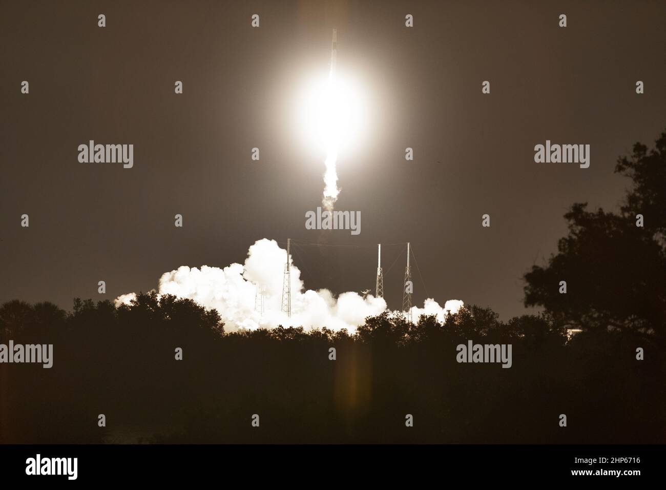 The SpaceX Falcon 9 rocket with the Dragon cargo module lifts off Space ...