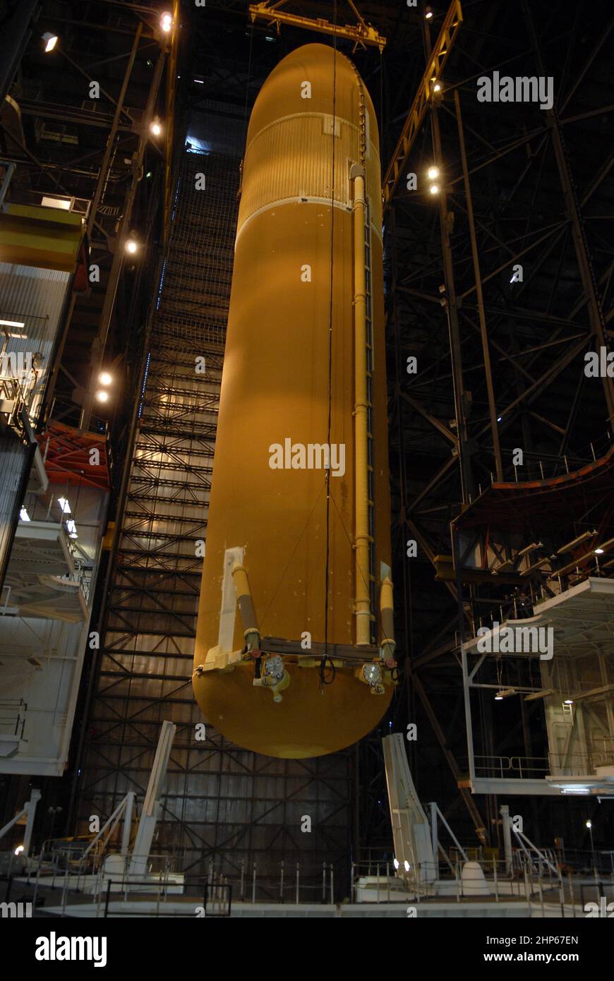 External tank No. 124 is lowered into high bay 1 of the Vehicle ...