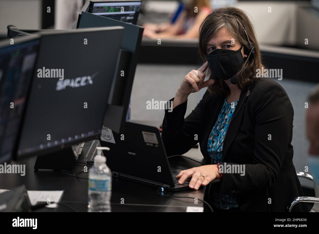 Holly Ridings, NASA's chief flight director, monitors the countdown of ...