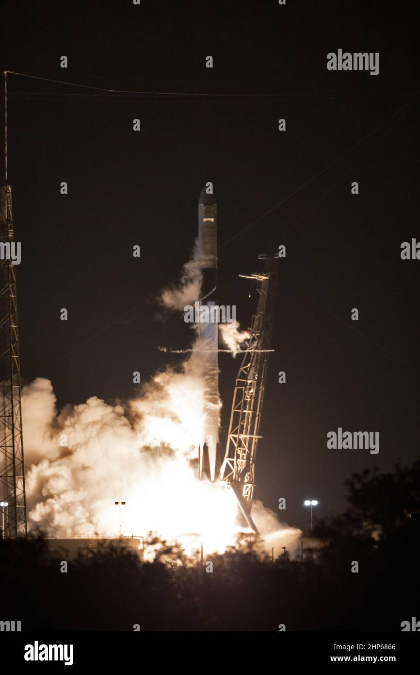 The SpaceX Falcon 9 rocket with the Dragon cargo module lifts off Space ...