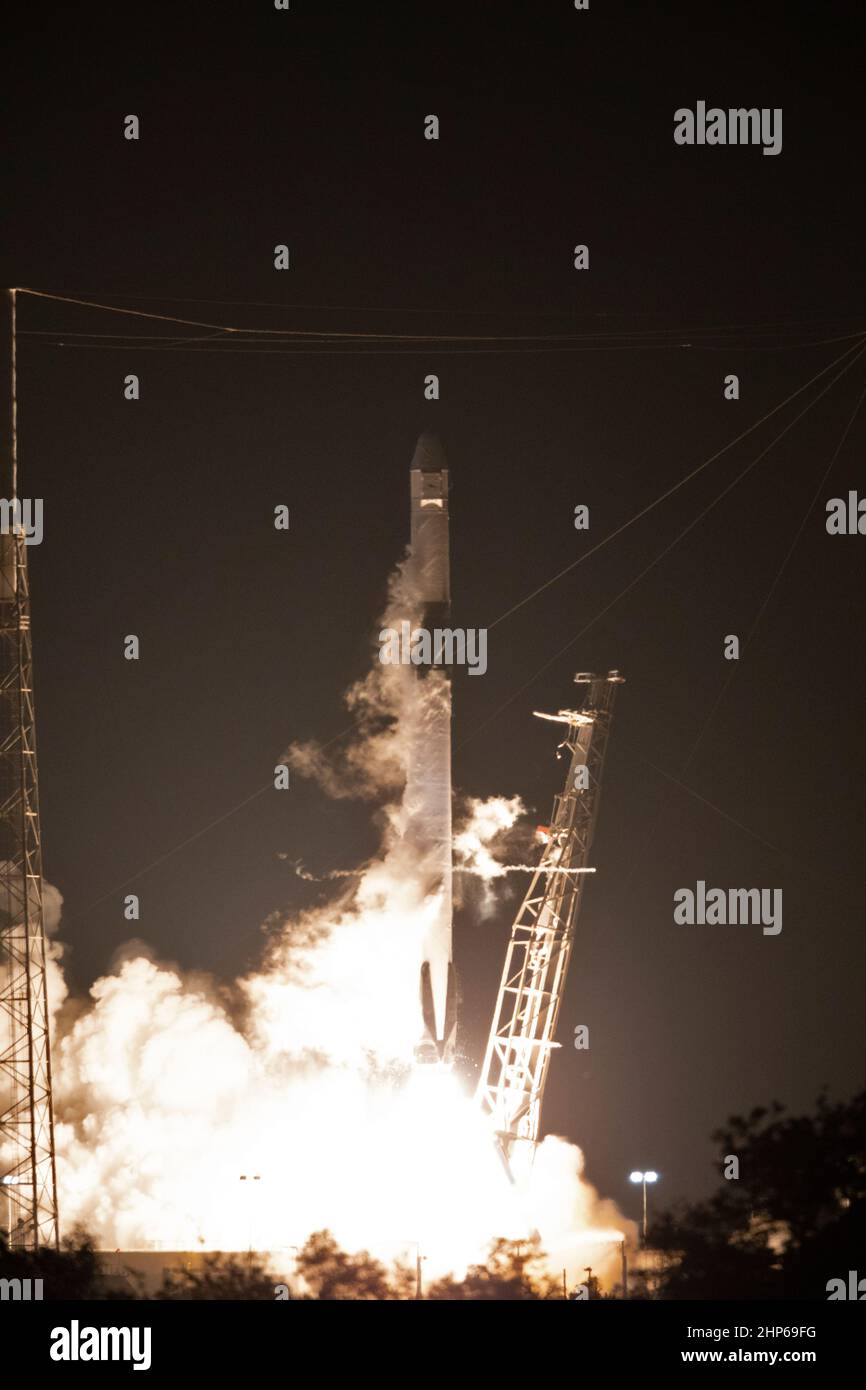The SpaceX Falcon 9 rocket with the Dragon cargo module lifts off Space ...
