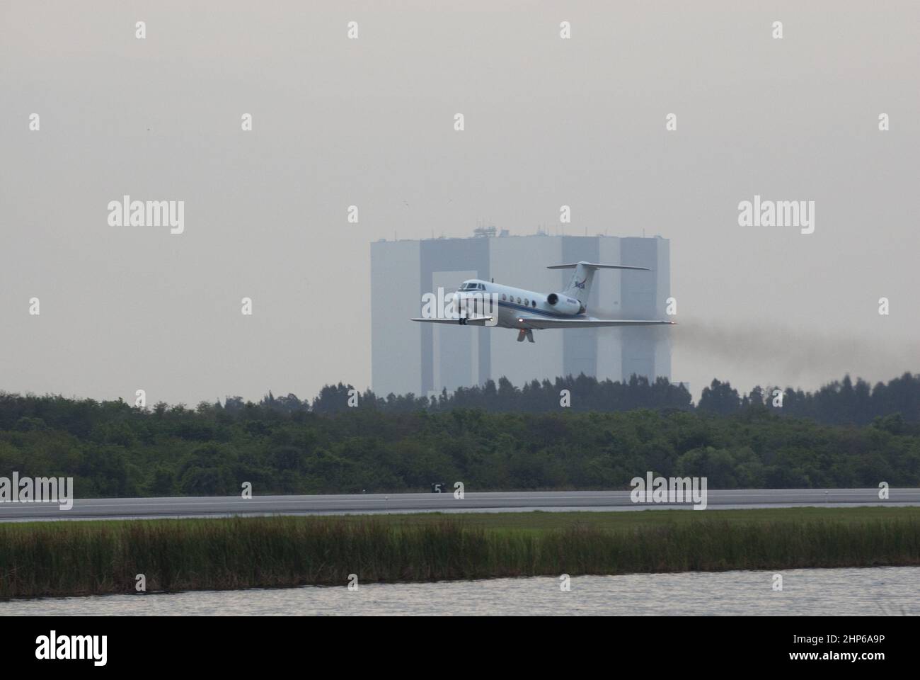 STS-134 Commander Mark Kelly performs touch-and-go landings aboard a ...