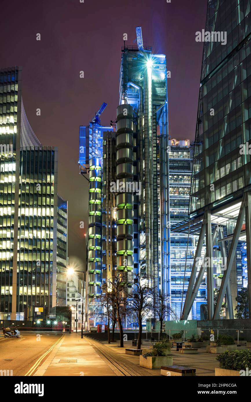Skyscrapers in city hi-res stock photography and images - Alamy