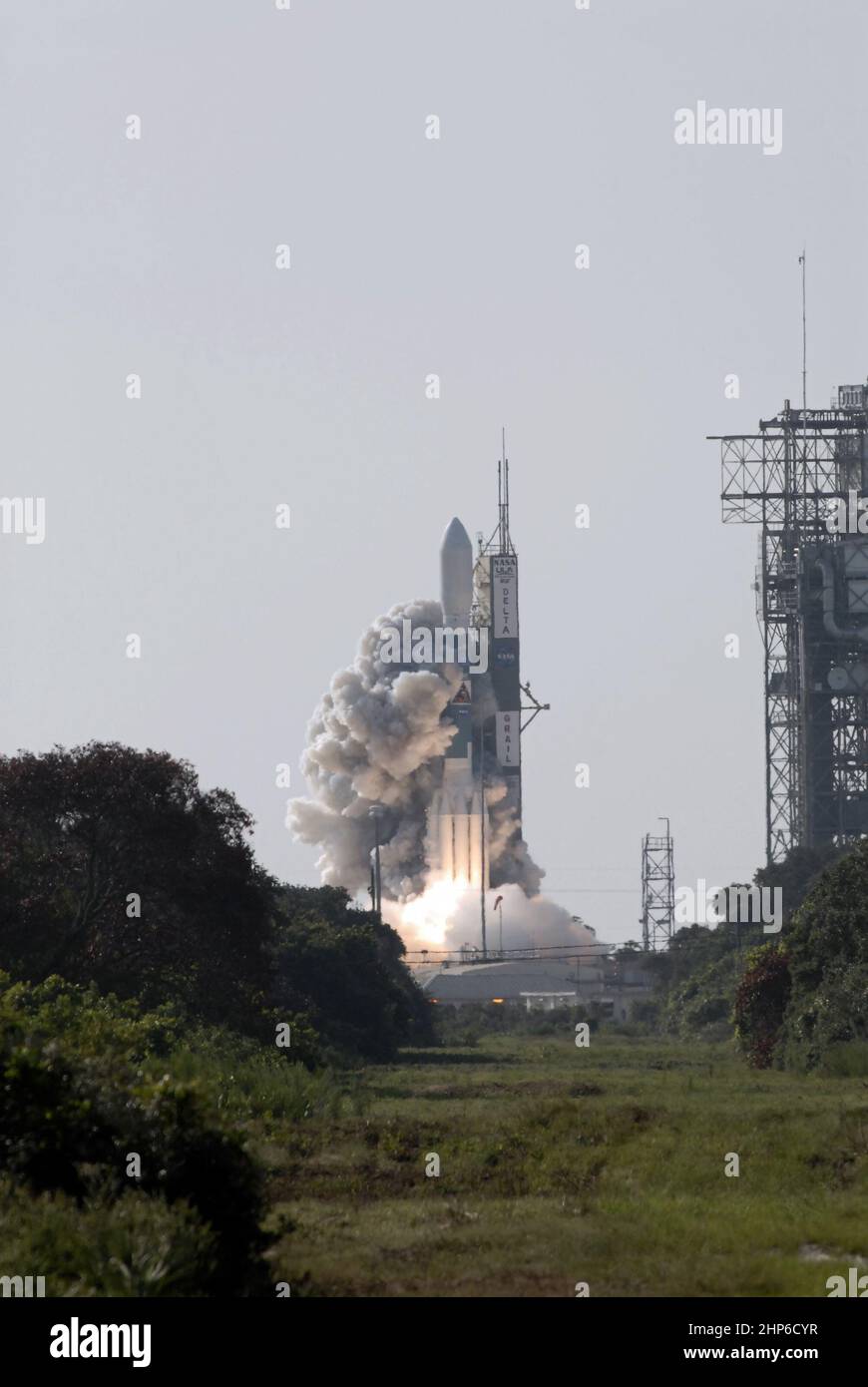 Delta ii heavy rocket hi-res stock photography and images - Alamy