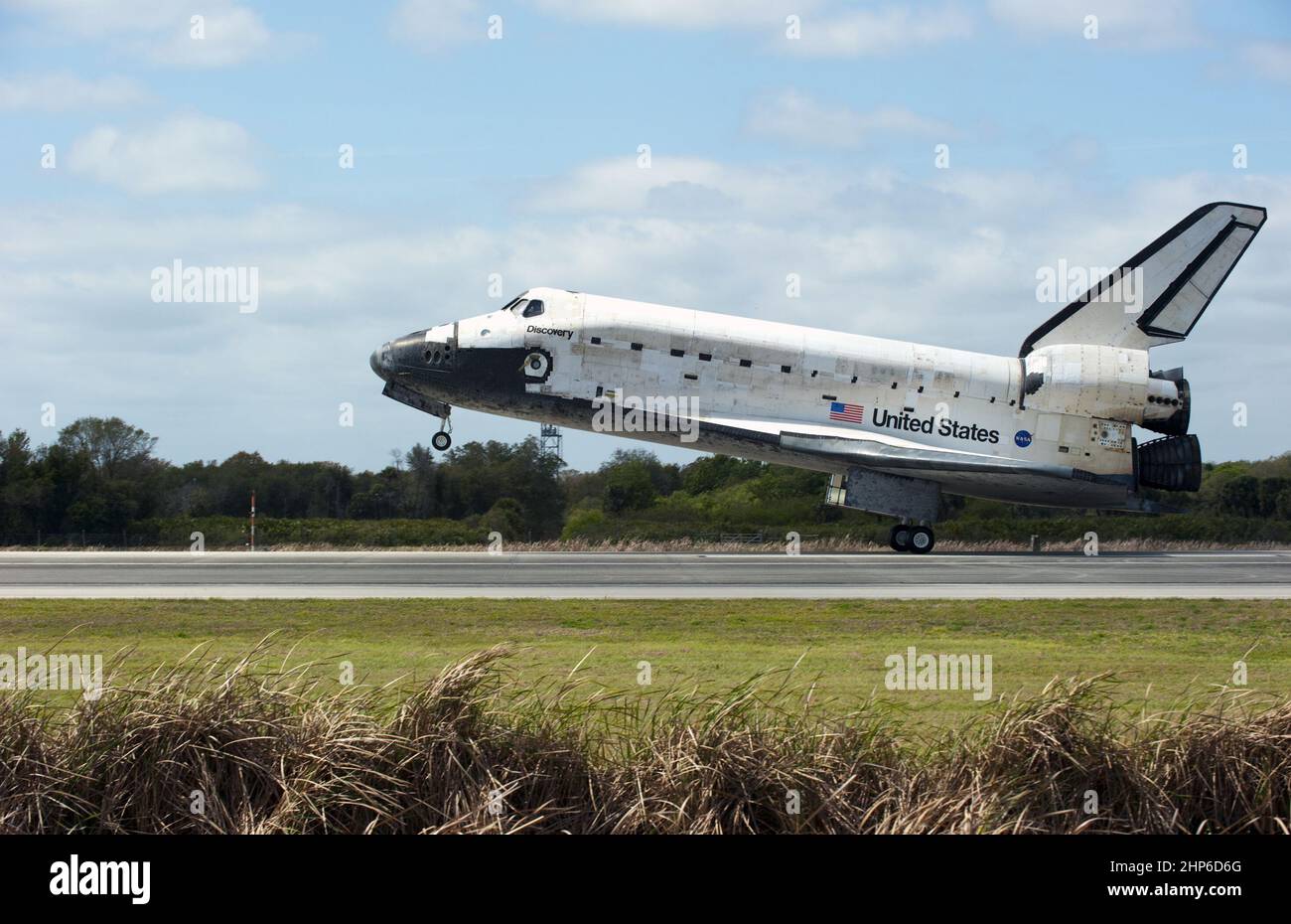 Space shuttle Discovery touches down on Runway 15 at the Shuttle ...