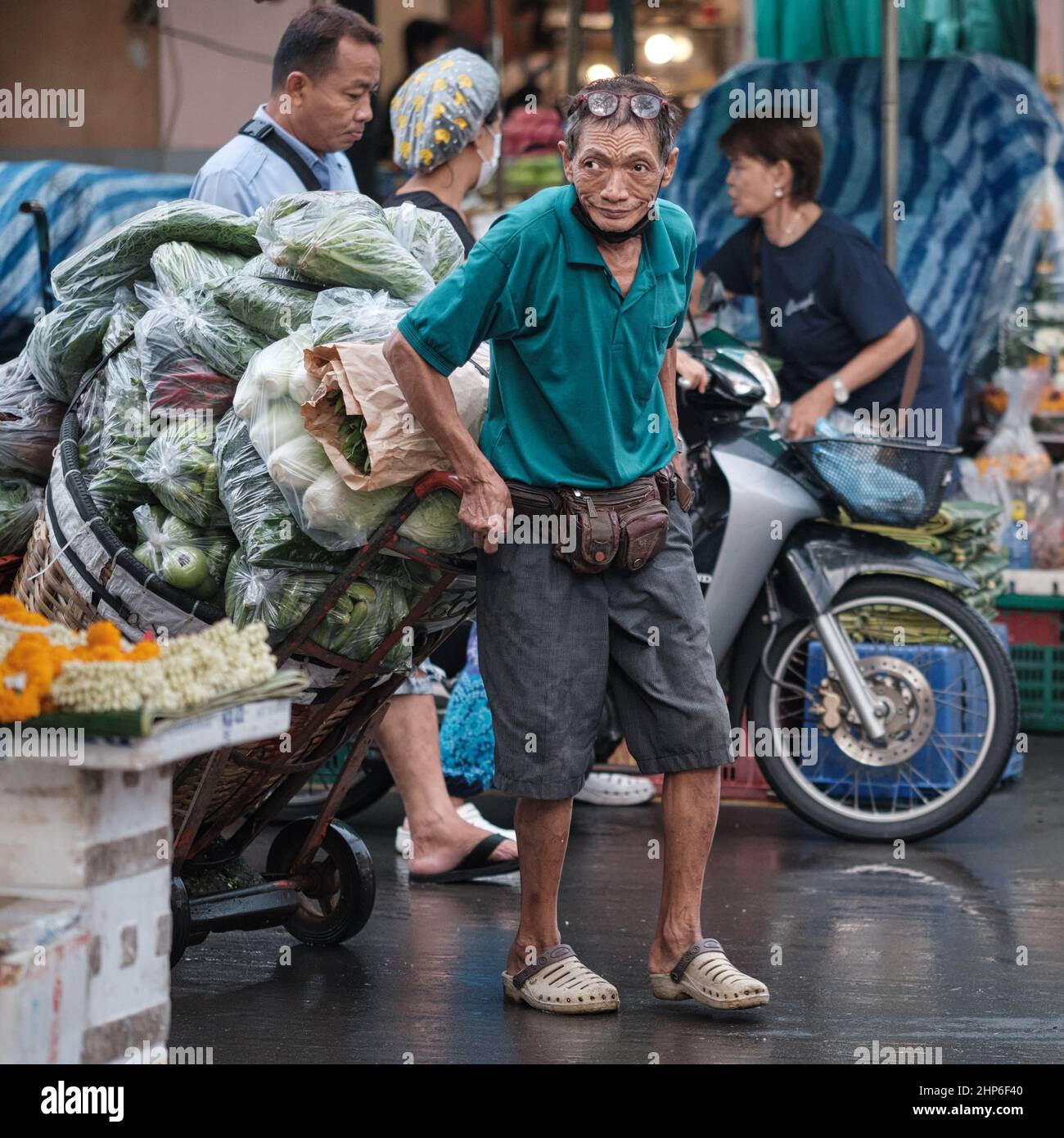 A stressed looking porter in Pak Klong Talat (market) in Bangkok ...