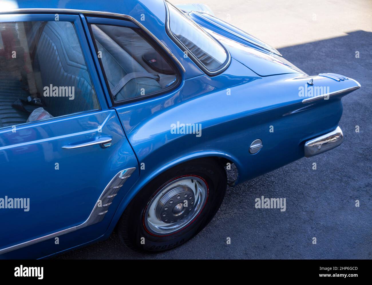 1962-r-series-valiant-produced-in-australia-at-a-car-show-in-glen