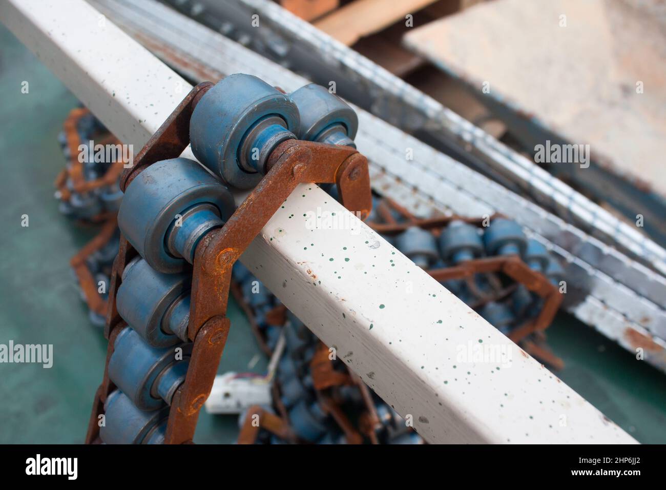 conveyor chain line assembly Stock Photo - Alamy